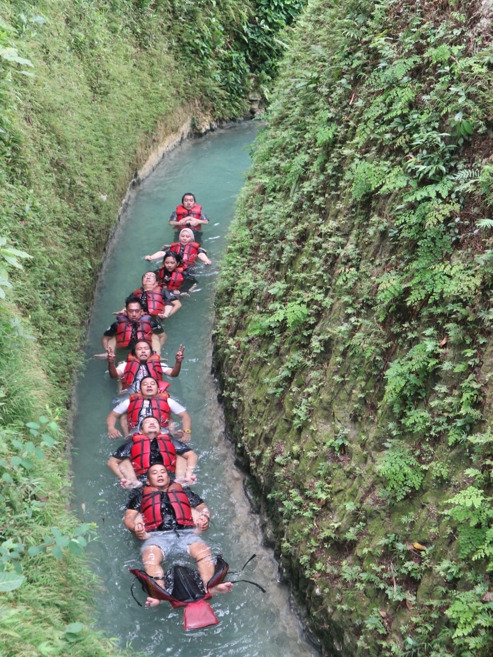 Perbedaan Antara River Tubing, Body Rafting, dan Arung Jeram
